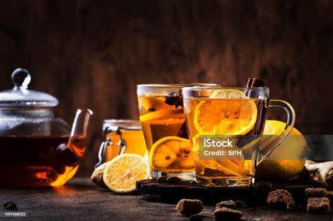 생강 꿀 레몬 향신료를 유리 컵에 곁들인 뜨거운 치유 차 소박한 나무 배경 복사 공간 0명에 대한 스톡 사진 및 기타 이미지