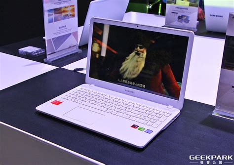 三星「瞳 3d」现场图赏：一款支持裸眼 3d 功能的笔记本 极客公园