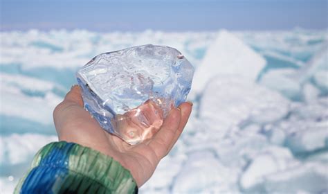 화창한 날에 얼어붙은 호수에 대 한 손에 크리스탈 투명 한 얼음의 조각 0명에 대한 스톡 사진 및 기타 이미지 0명 겨울 결정체 Istock