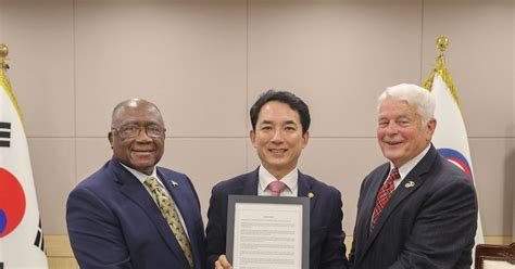 미국 조지아주 상원결의안 채택문 받은 박민식 처장