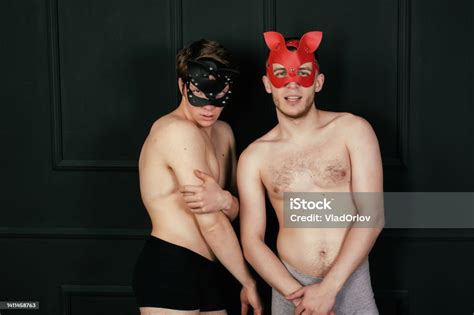 역할 놀이 젊은 게이 커플 고양이 가면을 쓴 두 명의 잘 생긴 남자 2명에 대한 스톡 사진 및 기타 이미지 2명 Gay Pride Parade Lgbtqia 문화