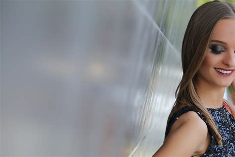 フリー写真画像 若い女性 笑みを浮かべてください 魅力的です かなり 髪 縦方向 モデル ファッション 顔 人