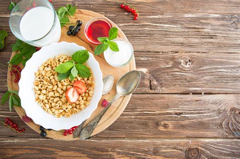 건강한 아침 식사 베리와 꿀을 곁들인 오트밀 딸기 라즈베리 블랙 건포도 붉은 건포도와 뮤즐리의 건강하고 맛있는 아침 식사 0명에 대한 스톡 사진 및 기타 이미지 Istock