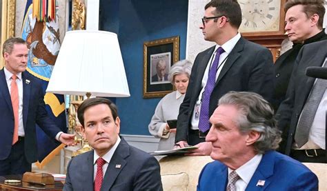 집무실 앞에 본인 머그샷 美 트럼프의 ‘기행