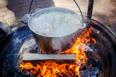 Kuali Dengan Sup Ikan Yang Dimasak Di Atas Api Foto Stok Unduh Gambar