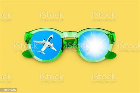 비행기 태양 선글라스에 비친 푸른 하늘 노란색 배경에 안경을 끼우고 여름 휴가 디자인 휴가 비행 여행사 배너 국제 항공사 관광 개념 0명에 대한 스톡 사진 및 기타 이미지