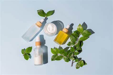 화장품 컨테이너 모형 브랜딩 및 포장 프리젠 테이션을위한 트렌디 한 배경 천연 스킨 케어 뷰티 제품 개념 세럼 크림 에센스 및