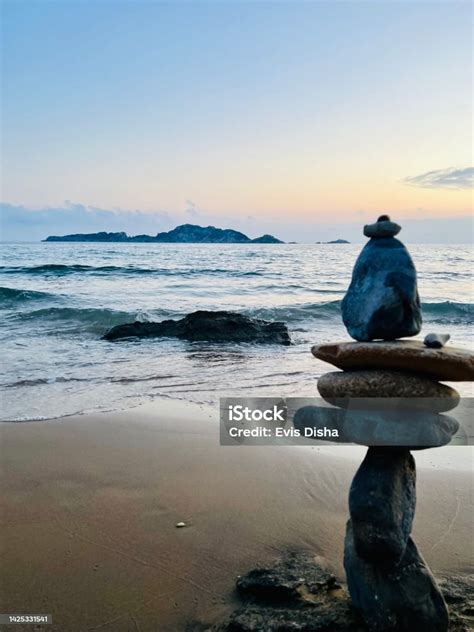 선 조화 균형을 상징하는 모래 위의 돌 피라미드 배경에 바다 공간을 복사합니다 여름 휴가 개념 저울에 대한 스톡 사진 및 기타 이미지 Istock