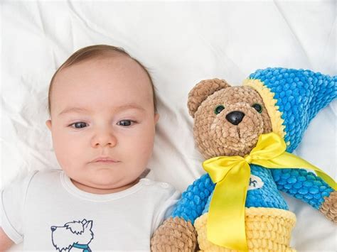 Ni O Con Osos De Peluche Sonriendo En La Cama En La Cama De Algod N Blanco Qued Ndose Dormido O