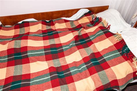 소박한 다차 국가 오두막 가정 또는 집 별장 침실이 불 매트리스 침대 베개와 만든 침대 리넨이 불 격자 무늬 양모 따뜻한 담요 0명에 대한 스톡 사진 및 기타 이미지