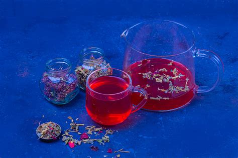 유리 컵과 주전자에 적차 와 어두운 배경에 마른 차 잎과 꽃잎 항아리 허브 비타민 감기와 독감에 대한 해독 차 닫기 텍스트에 대한 공간을 복사 0명에 대한 스톡 사진 및