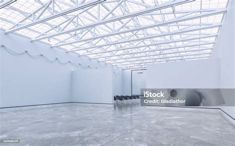 텅 빈 흰색 대형 갤러리쇼룸 내부 이벤트를 위한 칸막이 벽 좌석 천장 산업 건축물 아래 넓은 프로젝션 스크린의 측면 모습 0명에 대한 스톡 사진 및 기타 이미지 Istock