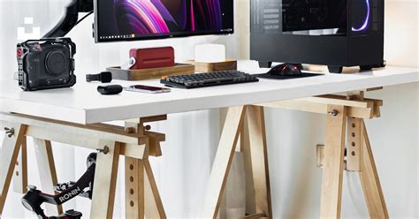 흰색 책상 위에 앉아 있는 두 대의 컴퓨터 모니터 사진 Unsplash의 무료 캄보디아 이미지