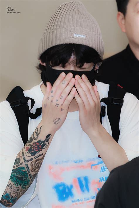 One Reason 원리즌 On Twitter 230622 정국이 얼굴 가리기 전에 눈 찔끈 미리 감은거 넘 귀여워