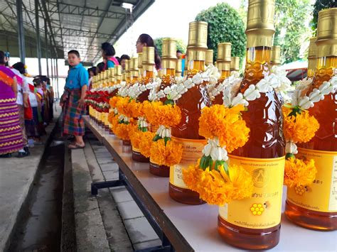 ประเพณีตักบาตรน้ำผึ้ง เพ็ญเดือน ๑๐ สไบมอญเจ็ดริ้ว Facebook