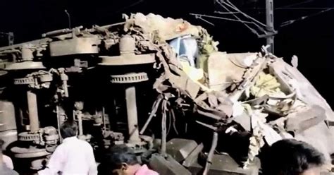 인도 열차 탈선한 뒤 충돌280여 명 사망 · 900여 명 부상