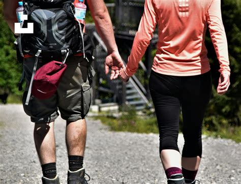 빨간 셔츠와 검은 반바지를 입은 남자 2명이 낮 동안 도로를 달리고 있다 사진 Unsplash의 무료 카르벤델게비르게 이미지