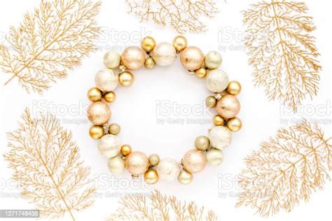 휴일 라운드 프레임 패턴 만든 골드 유리 크리스마스 공 흰색 배경에 고립 된 황금 잎 즐거운 성탄절 플랫 레이 상단 보기 0명에 대한 스톡 사진 및 기타 이미지 Istock