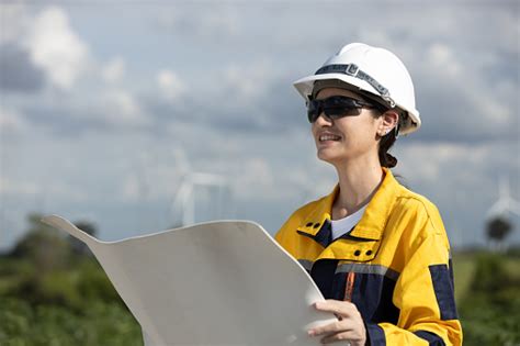 여성 엔지니어 풍력 터빈 작업자 설문 조사 운영 계획 풍차 미래를위한 청정 재생 에너지 기술 대체 기술은 환경을 보호하고 지구 온난화 문제를 줄입니다 25 29세에 대한