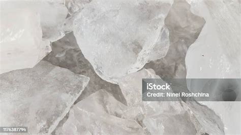 분쇄 된 얼음 질감 클로즈업의 흑백 회색 배경 흐릿한 얼음 꽃가미와 얼어 붙은 물 표면 겨울 시즌에 대한 추상적 인 배경 아이스