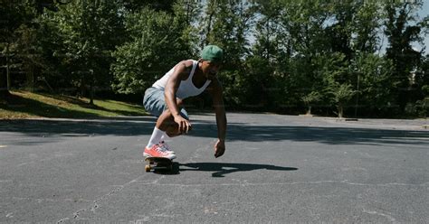 주차장 한가운데서 스케이트보드를 타는 남자 사진 Unsplash의 스케이트 파크에서 이미지