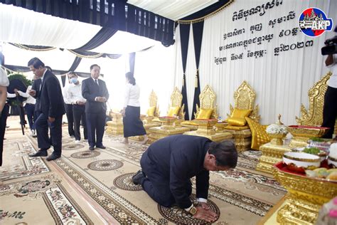 ឯកឧត្តម ខៀវ កាញារីទ្ធ ដឹកនាំគណៈប្រតិភូដាក់កម្រងផ្កាគោរពវិញ្ញាណក្ខន្ធសព ឧបាសិកា តុញ សុមាលី