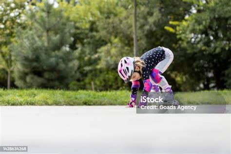 롤러 스케이트와 보호 장비를 착용 한 유아가 공원에 떨어진 후 일어 서십시오 4 5세에 대한 스톡 사진 및 기타 이미지 4 5세 건강한 생활방식 공원 Istock