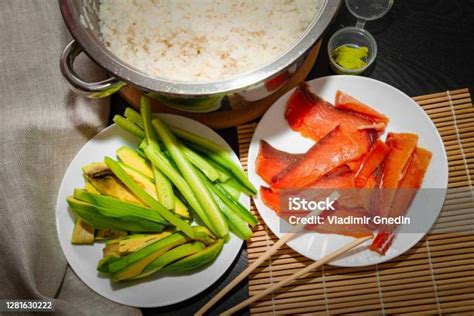 초밥 을 만들기위한 재료 쌀 아보카도 오이 소금에 절인 연어 위에서 볼 수 있습니다 0명에 대한 스톡 사진 및 기타 이미지 Istock