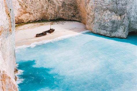 거대한 흰색 석회암 절벽으로 둘러싸인 청록색 푸른 바다 물이있는 나바지오 해변 자킨토스 섬 그리스의 유명한 랜드마크 위치 0명에 대한 스톡 사진 및 기타 이미지 Istock