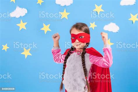 6 년 금발 여자 집에서 재미 슈퍼 히어로 처럼 입고 밝은 파란색 벽의 배경에 아이 소녀에 대한 스톡 사진 및 기타 이미지 소녀 초영웅 가정 생활 Istock