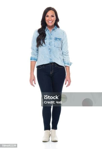 전체 길이 정면 보기 카메라 1 인용 성인 아름 다운 갈색 머리 긴 머리 백인 여성 중견 성인 여성 중반 성인 서 단추 착용 버튼 다운 셔츠 셔츠 청바지 바지 나란히 40