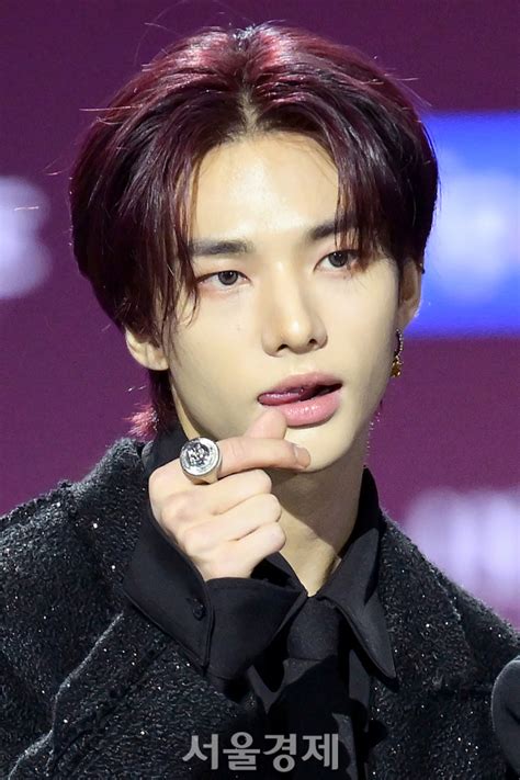 스트레이키즈 현진 밀가루보다 뽀얀 피부 Se★포토 서울경제