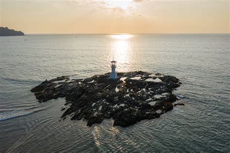 탑 뷰 트로피컬 아일랜드 태국 카오락의 일몰에 해안 등대가 있는 팡가 아름다운 바다 경관의 바다 의 등대 의 공중 보기 0명에 대한 스톡 사진 및 기타 이미지 Istock