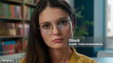 슬프다 걱정하는 피곤한 지친 소녀 백인 여성 고등학생 학생 교사 무력한 스트레스 책 공부하는 배우는 대학 대학 도서관 문제 과로 들고있는 텍스트 도움 교육 과부하 교사 교육
