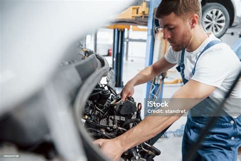 또 다른 바쁜 하루 자동차 살롱에서 파란색 색상의 유니폼을 입은 직원이 작업합니다 25 29세에 대한 스톡 사진 및 기타 이미지 25 29세 교통수단 그루터기 얼굴