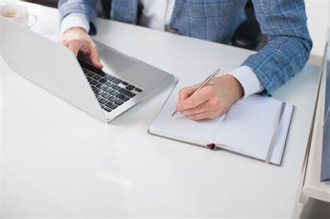 写日记的小女孩图片 小女孩坐在桌子旁写日记素材 高清图片 摄影照片 寻图免费打包下载