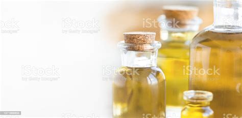 나무 배경에 유리 병에 천연 오일의 구색 화장품의 순수 유기농 성분의 개념 목욕 액세서리 조화로운 분위기 휴식을 취하십시오 매크로를 닫습니다 건강한 라이프스타일 마사지