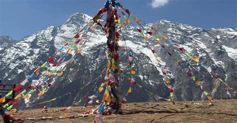 거친 경치 경치가 좋은 고요한 고요함 관광 기도 깃발 네팔 높은 고도 눈 덮인 산 다채로운 대기의 등산 명상 모험 문화 문화적 문화적 상징