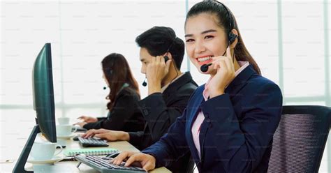 원격 고객 또는 동료를 지원하기 위해 사무실에서 일하는 헤드셋을 착용한 비즈니스 사람들 콜센터 텔레마케팅 고객 지원 상담원은 전화 화상 회의 서비스를 제공합니다 사진