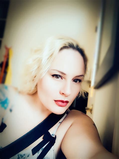 Tw Pornstars Pic Ms Genevieve New Orleans Twitter Selfie Kind