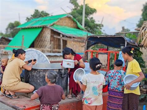 ဆားလင်းကြီးရှိ ရက်ရှည်စစ်ရှောင် စခန်း ၃ ခုတွင် ထမင်း၊ဟင်းလှူဒါန်း Bur