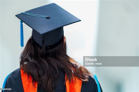 졸업 가운과 모자를 쓴 젊은 아시아 여자 대학 졸업생의 뒷모습 20 24세에 대한 스톡 사진 및 기타 이미지 20 24세 4k해상도 검은색 Istock