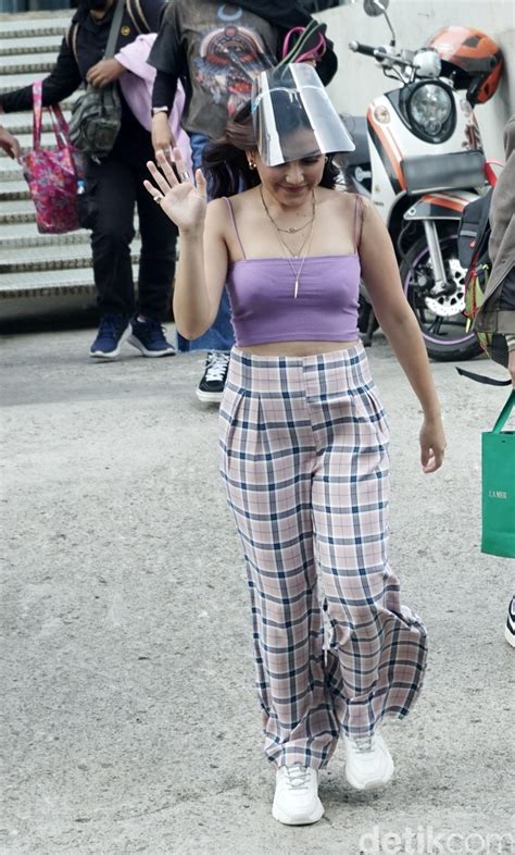 Hareudang Ayu Ting Ting Pamer Bahu Seksi