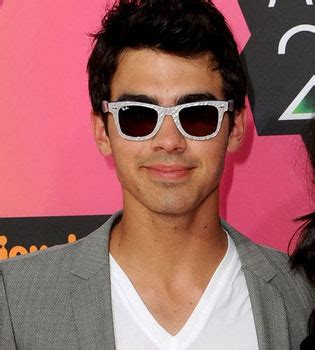 Kar1n9 Leer Es Mi Vida Nick Jonas Mantiene A La Moda Las Gafas Estilo
