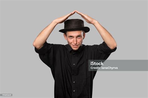 세련된 잘 생긴 남자 검은 셔츠와 돼지 고기 파이 모자 지붕의 모양에 손을 잡고 거친에 대한 스톡 사진 및 기타 이미지 거친 검은색 근육질 남자 Istock