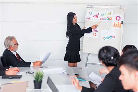 회의 및 컨퍼런스 룸에서 동료와 함께 논의 하는 비즈니스맨 개발에 대한 스톡 사진 및 기타 이미지 개발 겨냥 경영자 Istock