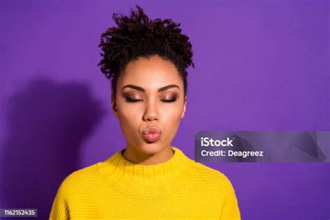 그녀의 클로즈업 초상화 그녀의 좋은 매력적인 사랑스러운 사랑스러운 쾌활한 달콤한 화려한 물결 모양의 머리 소녀 를 보내는 키스 통통한 입술 큐피드 고립 위에 밝은 생생한