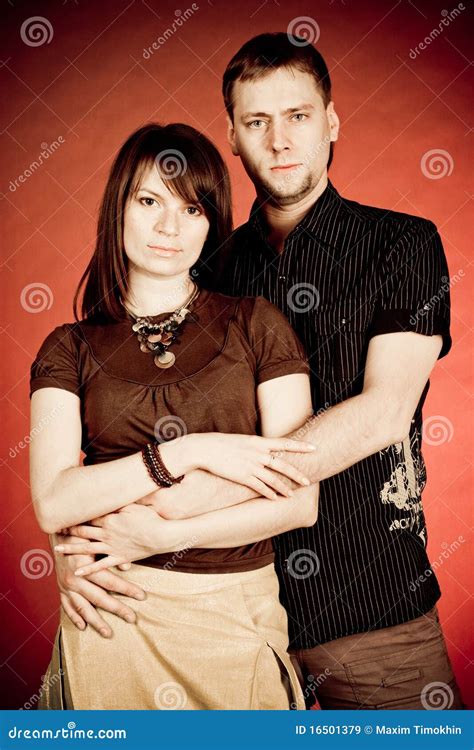 Retrato De Un Par Joven Feliz Imagen De Archivo Imagen De Brillante Pares