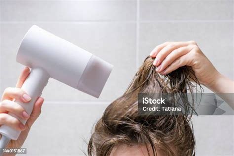 욕실 클로즈업 정면에서 헤어드라이어로 머리를 말리는 젊은 여성 사람 머리카락에 대한 스톡 사진 및 기타 이미지 사람 머리카락 헤어드라이어 말리기 Istock