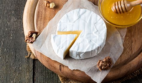 브리 치즈의 유형입니다 카망베르 치즈입니다 신선한 브리 치즈와 견과류 꿀 나뭇잎과 나무 보드에 조각 이탈리아 프랑스 치즈입니다 0명에 대한 스톡 사진 및 기타 이미지